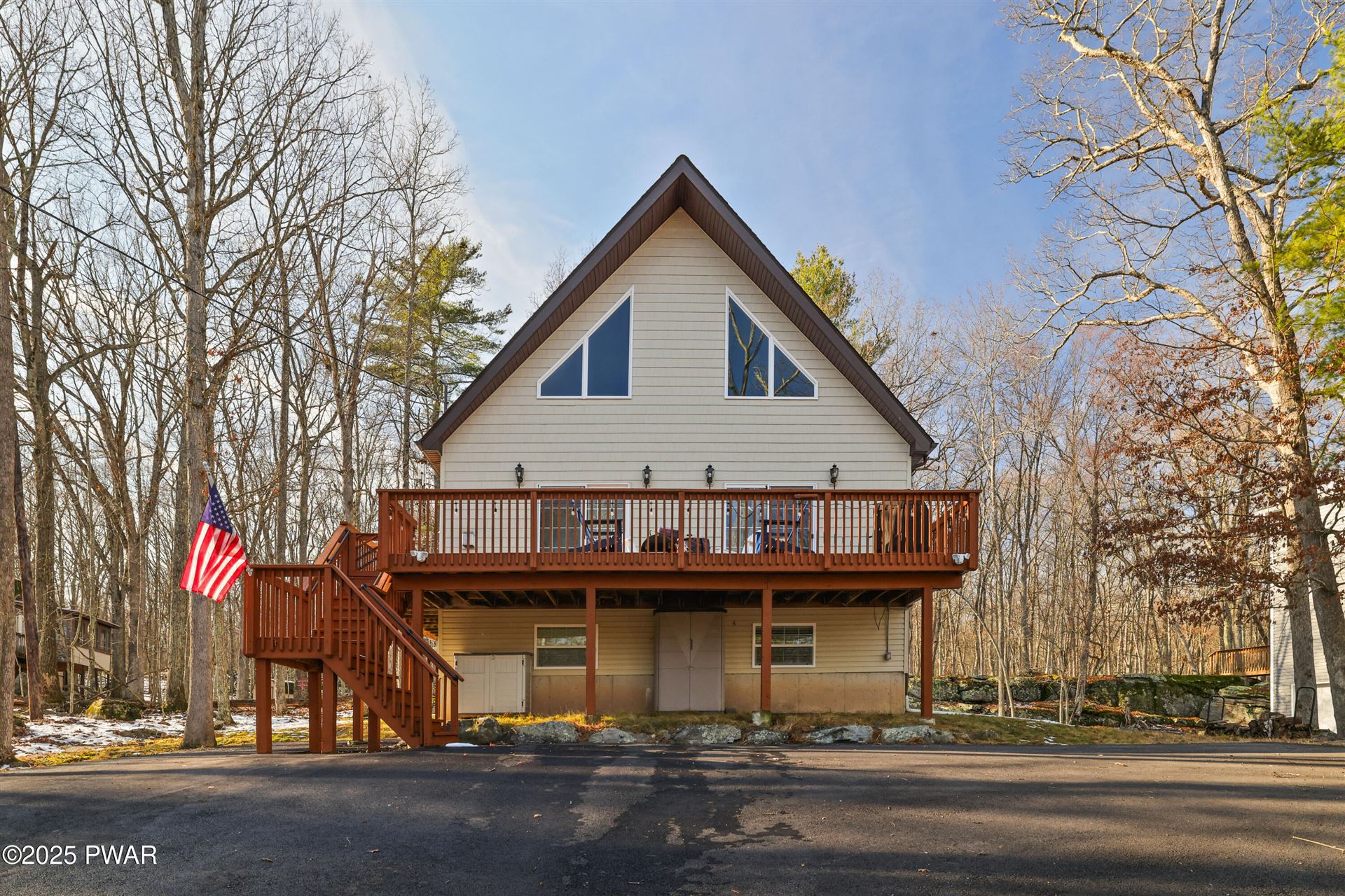 Gorgeous Masthope Chalet for Sale - 307 Powderhorn Drive
